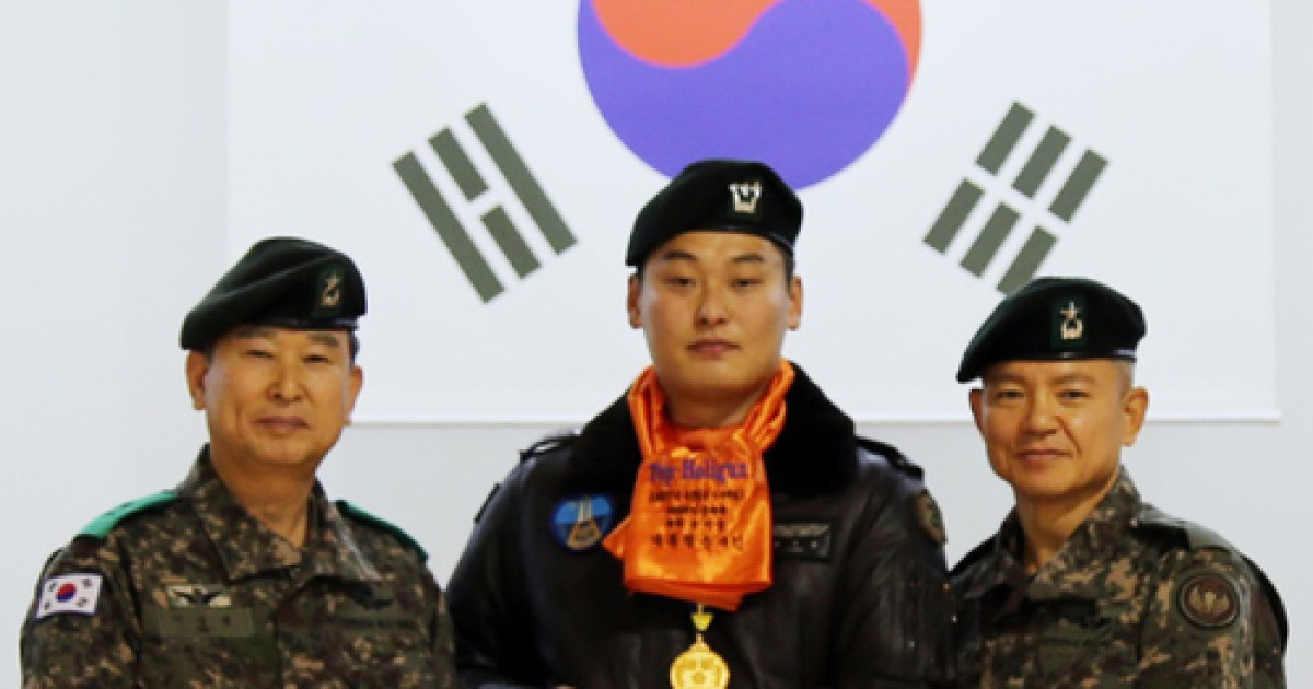 윤지승 대위 올해의 탑 헬리건 대통령상 수상