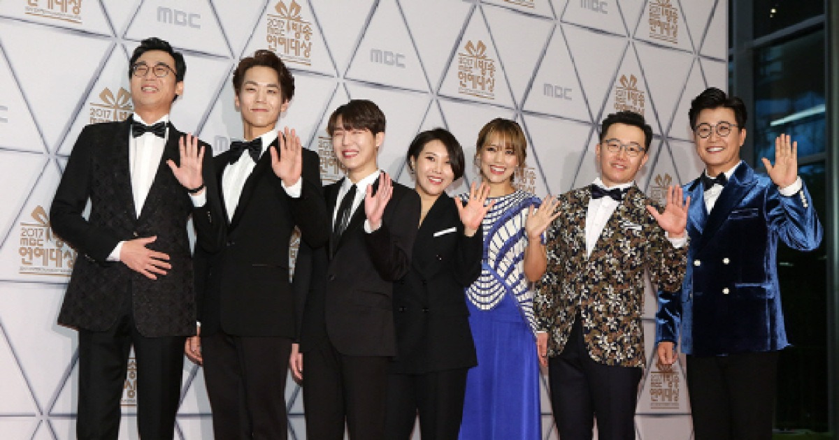 '복면가왕' 팀의 블랙 앤 블루 (2017 MBC 방송연예대상)
