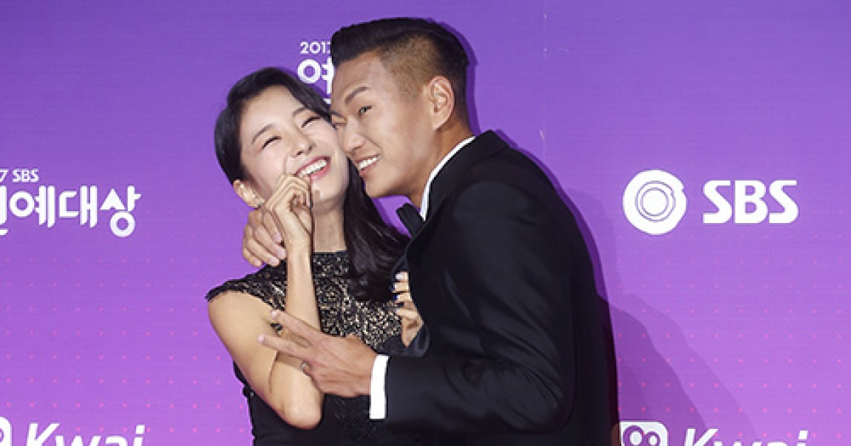 [bnt포토] 정대세-명세현 부부 '레드카펫에서도 깨가 쏟아지네~'