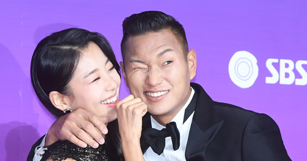 [TD포토] 정대세 '아내 명세현에게 거침없는 스킨쉽' (SBS 연예대상)