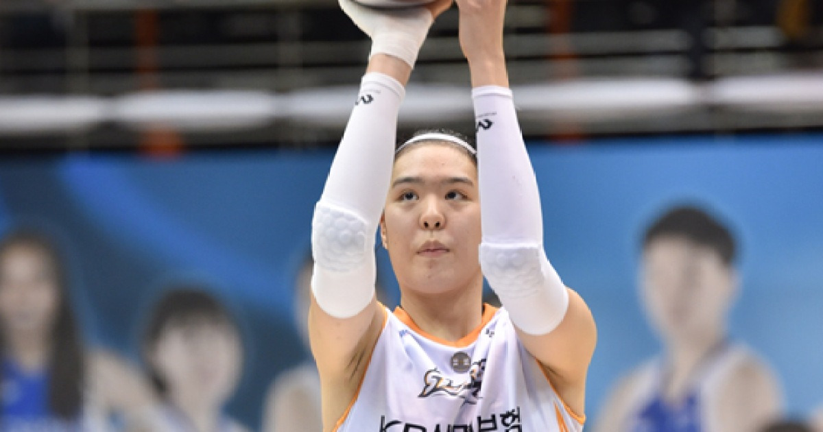 '20-20' 박지수 앞세운 KB스타즈, KDB생명 꺾고 공동 1위 올라