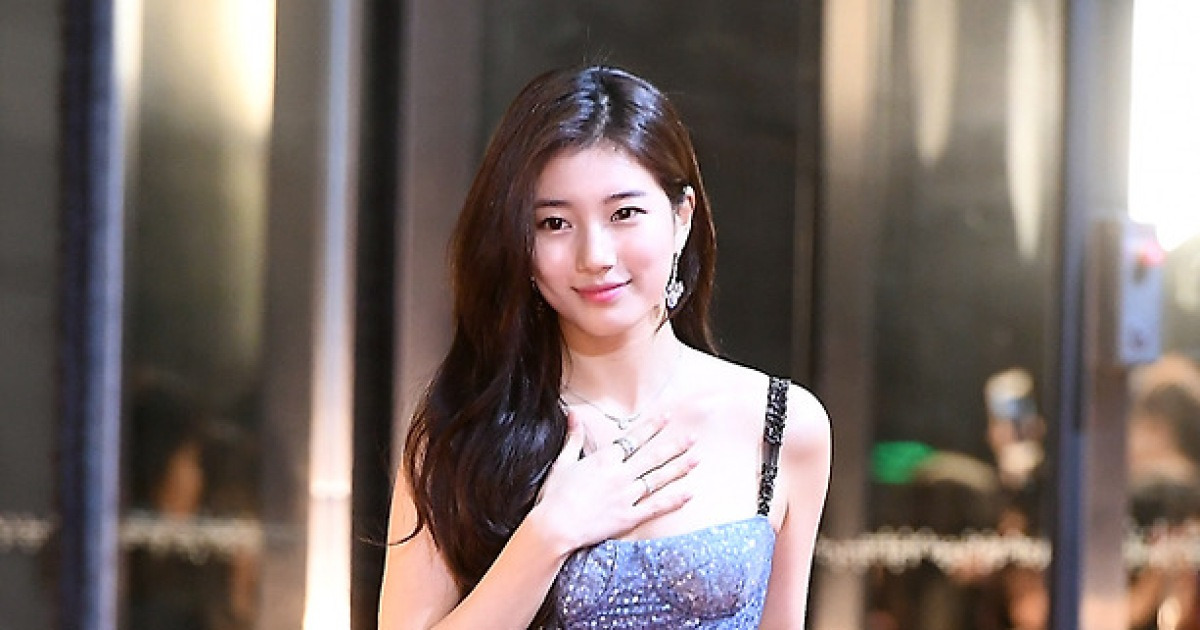 [TD포토] 수지 '자꾸 신경쓰이는 노출 의상' (SBS 연기대상)