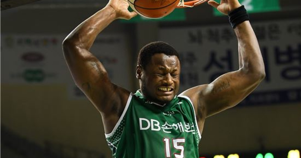 '버튼 23득점' DB, KCC 꺾고 단독 선두 도약