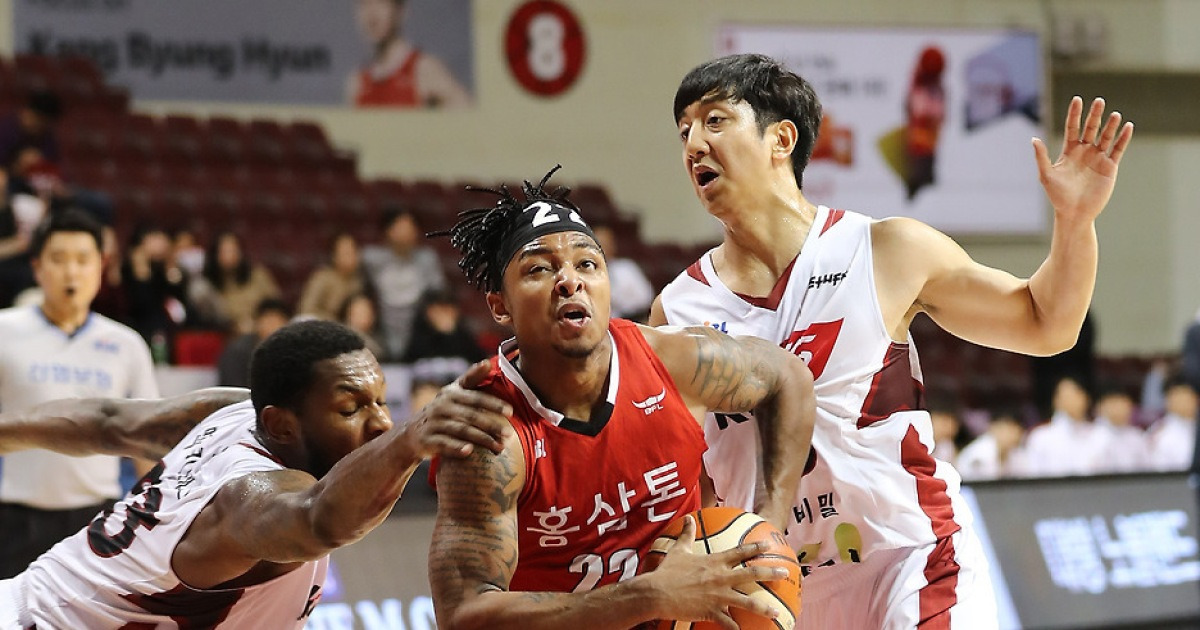 '피터슨 맹활약' KGC, 최하위 KT 10연패 몰아넣어