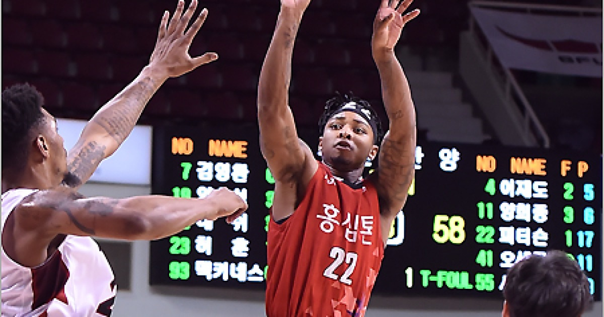 '3쿼터 38점 폭발' KGC, KT 10연패 빠뜨려