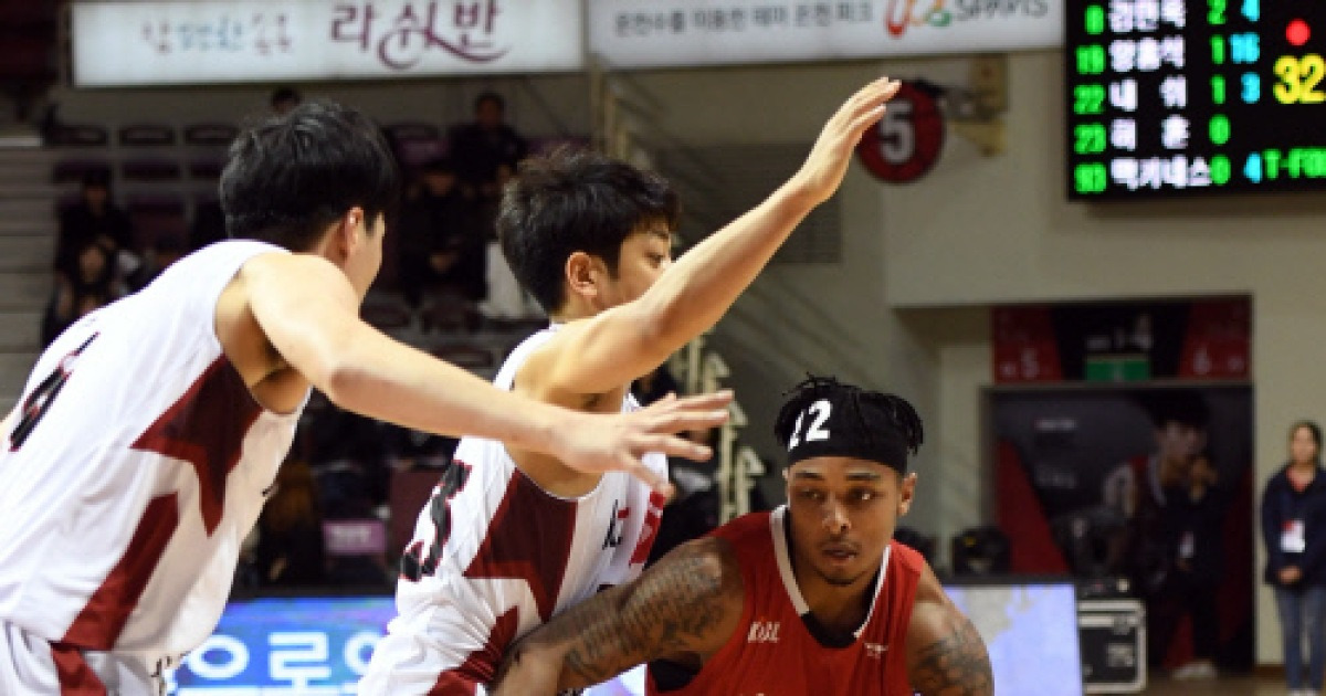 [포토]KT 수비진 돌파하는 KGC 피터슨