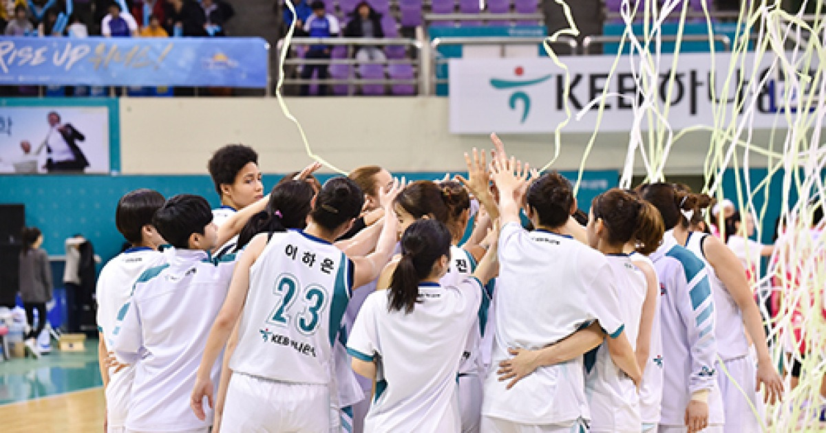 '해리슨 23득점' KEB하나, KDB생명 완파..2연패 탈출