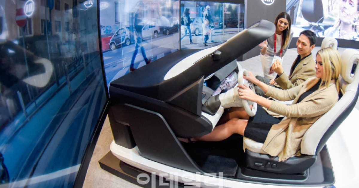 [포토][CES2018]기아차 자율주행 VR 체험하는 관람객