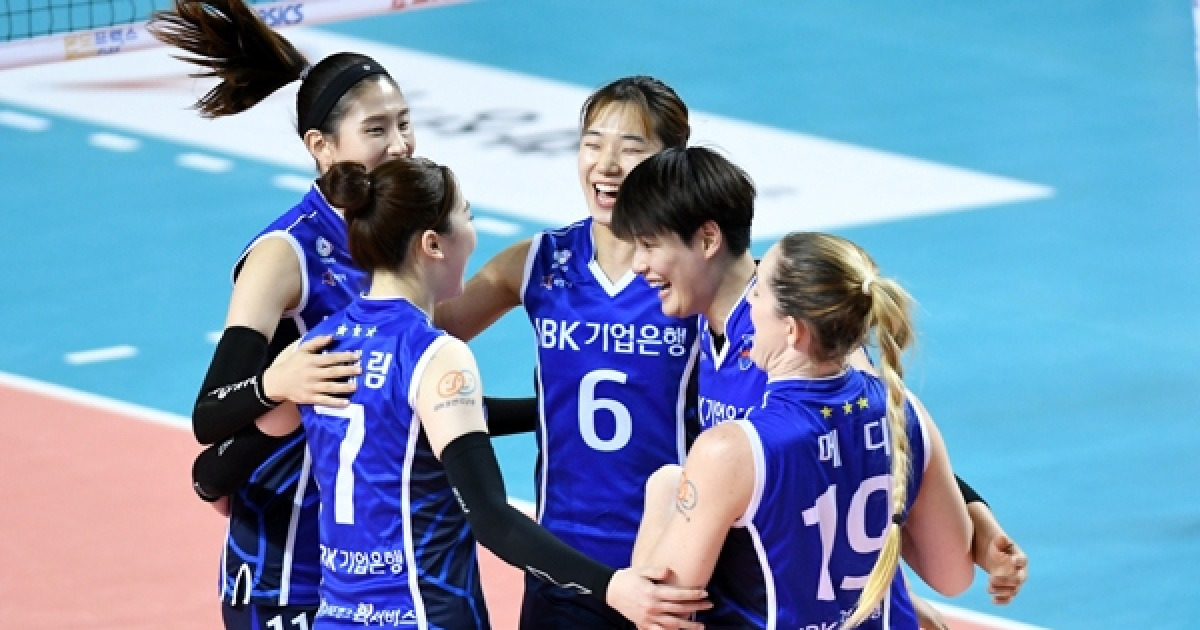 '김희진 23점 폭발' IBK, KGC 3-0 누르고 파죽의 5연승