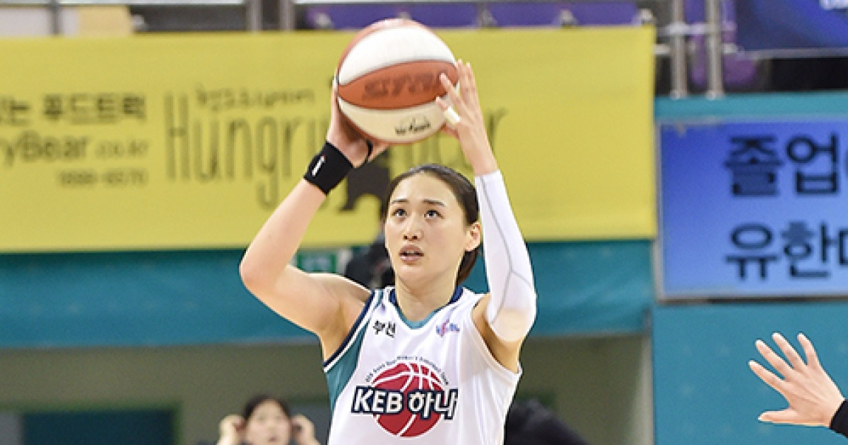 '강이슬 개인 최다 33득점' KEB하나, KDB생명에 역전승