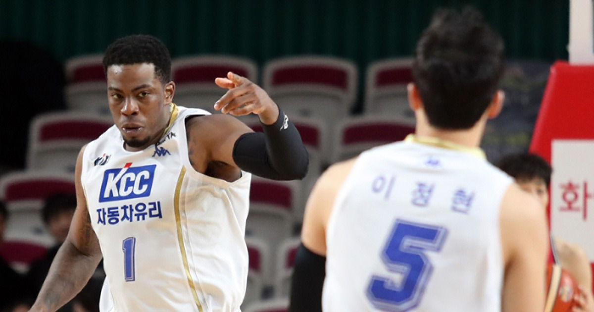 [프로농구] '골밑 점령' KCC, LG 꺾고 3연승