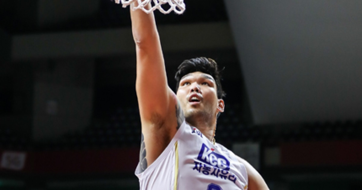 '하승진 19점 14R' KCC, KT 꺾고 4연승 행진