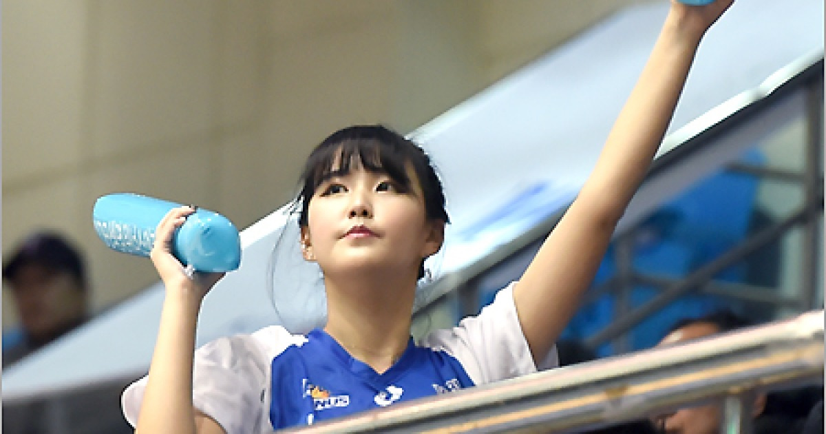 [MD포토] KDB생명 치어리더 '승리를 향한 응원전'