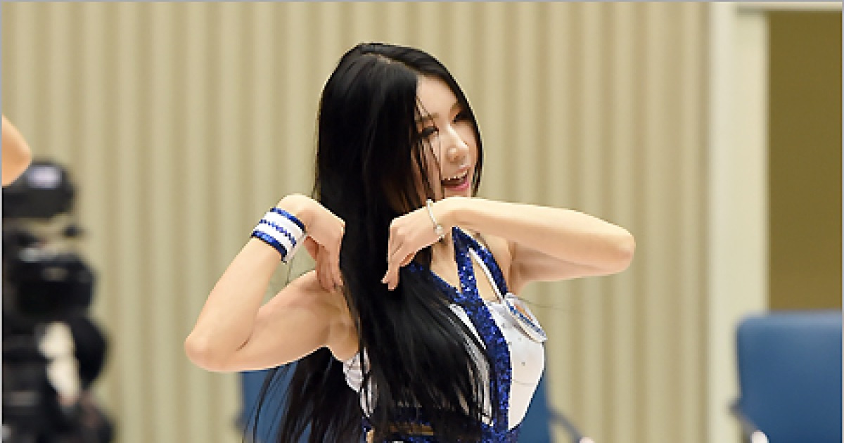 [MD포토] KDB생명 치어리더 '춤도 몸매도 S라인'