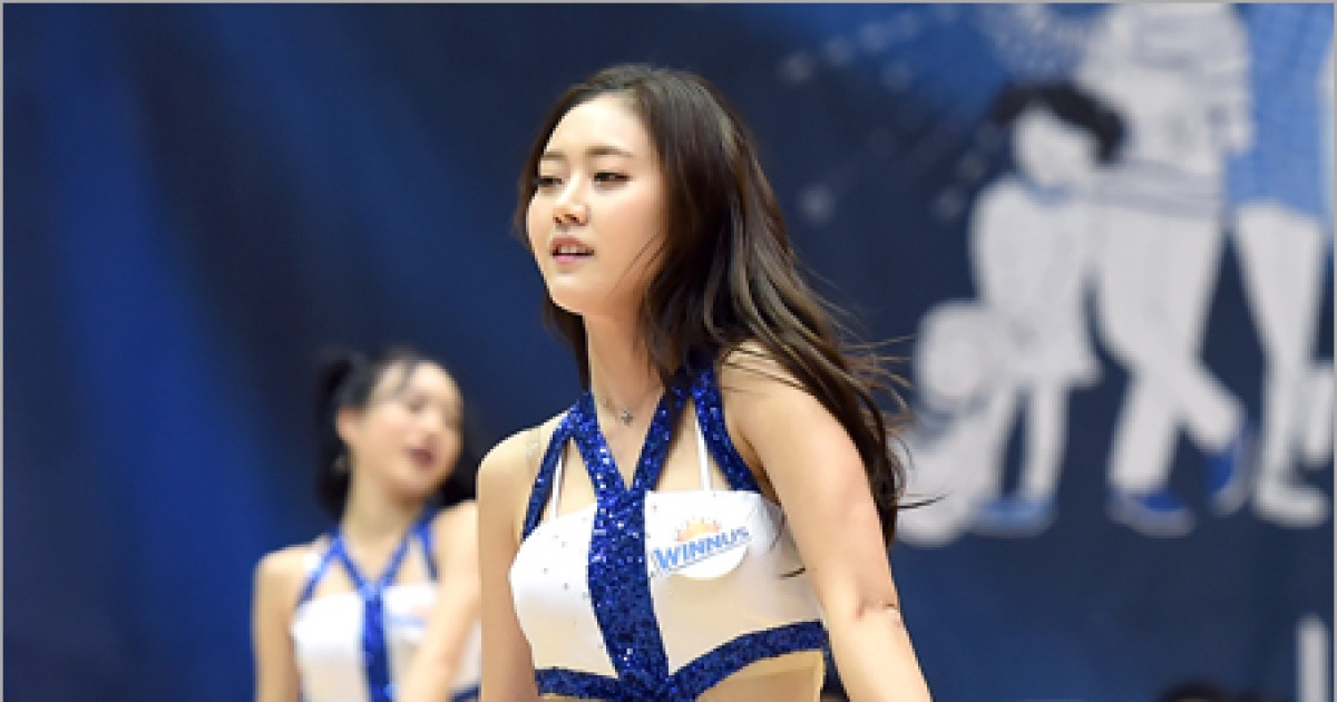 [MD포토] KDB생명 치어리더 '유연한 관절 꺾기'