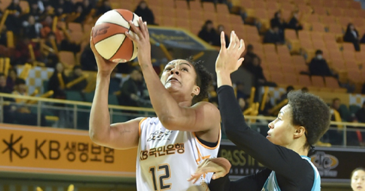 트윈타워 활약한 KB스타즈, KEB하나은행 꺾고 분위기 전환 성공