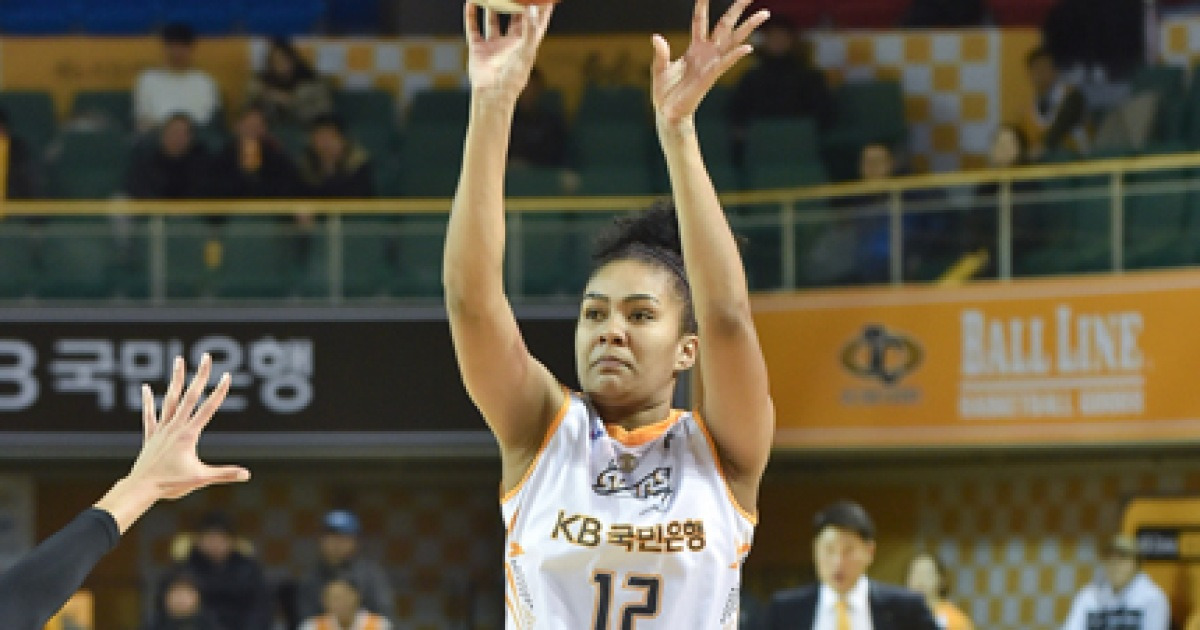 '단타스-박지수 44점 합작' KB, KEB하나 4연패 빠뜨려