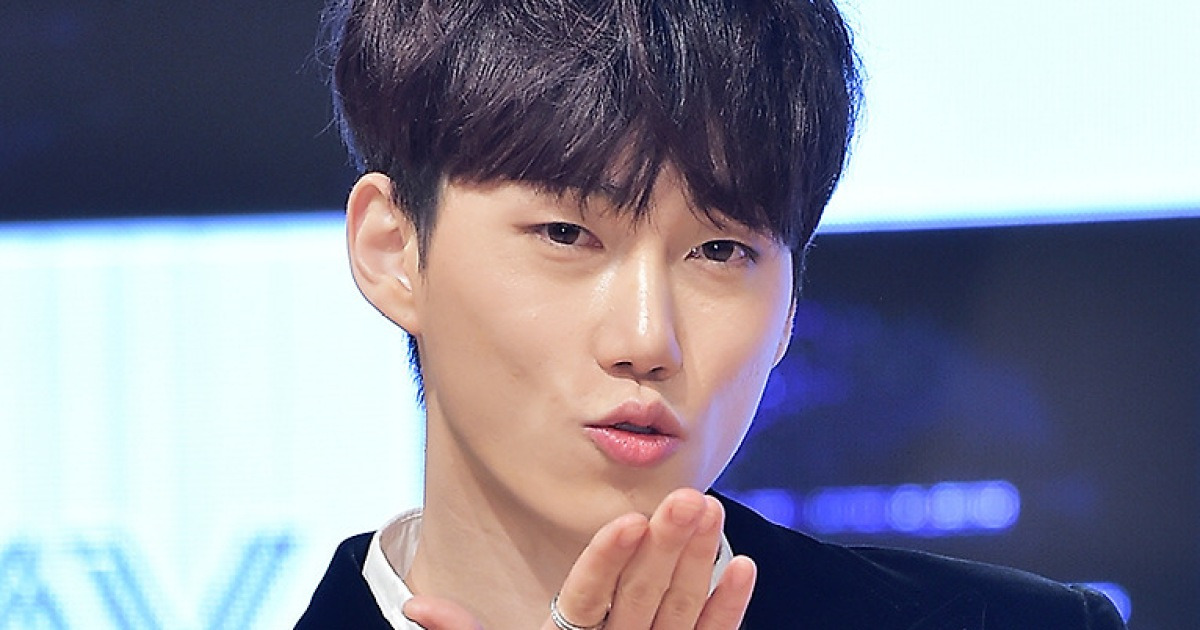 [포토엔HD] VAV 바론 '모범생 오빠의 손키스'