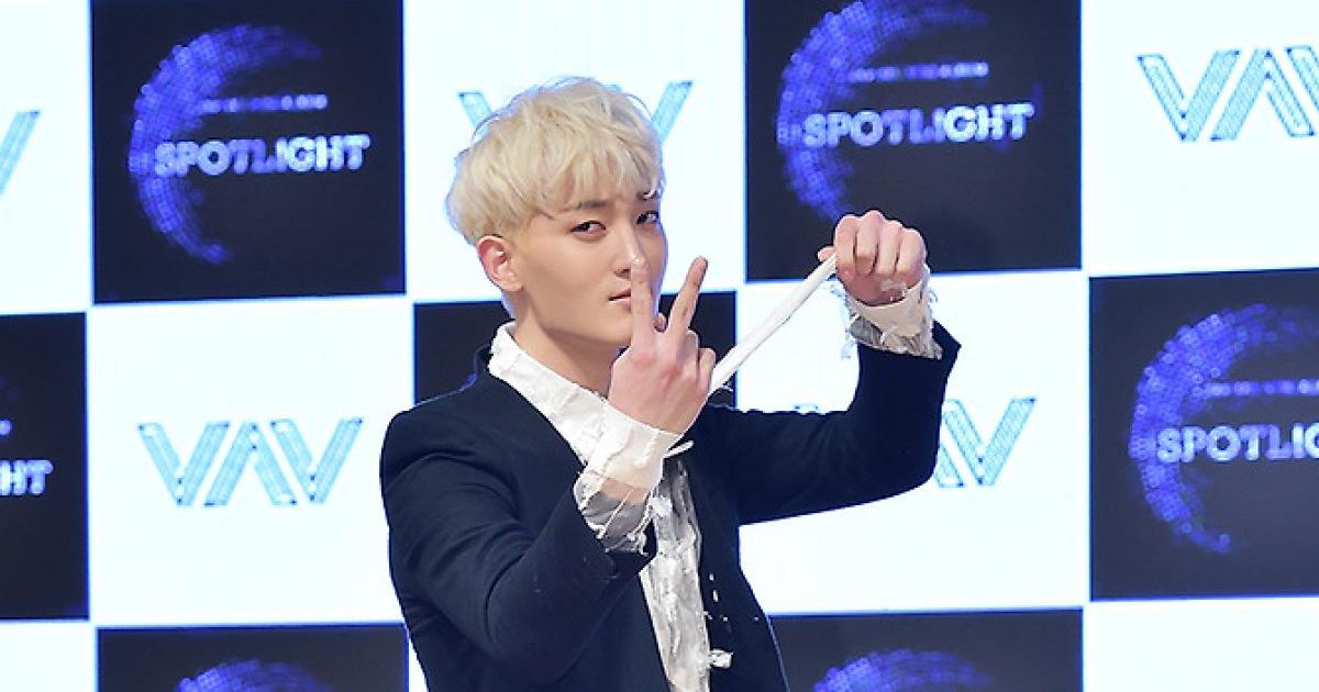 [포토엔HD] VAV 지우 '막내의 독창적인 포즈'