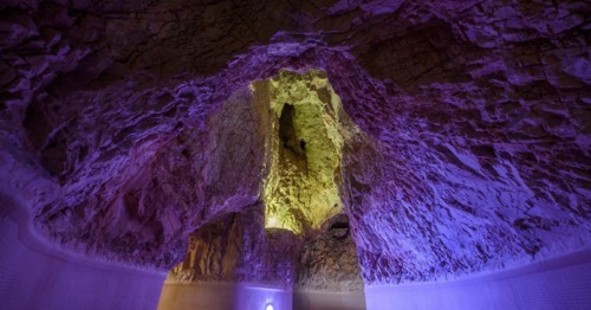 HUNGARY TOURISM CAVE BATH