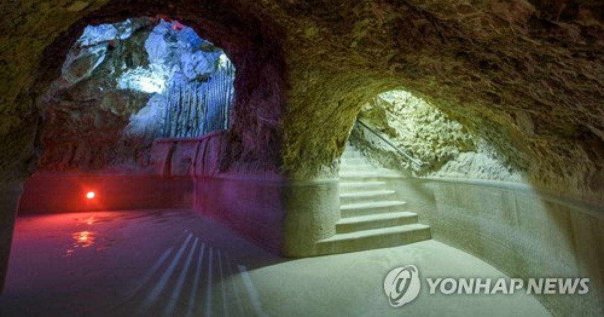 HUNGARY TOURISM CAVE BATH