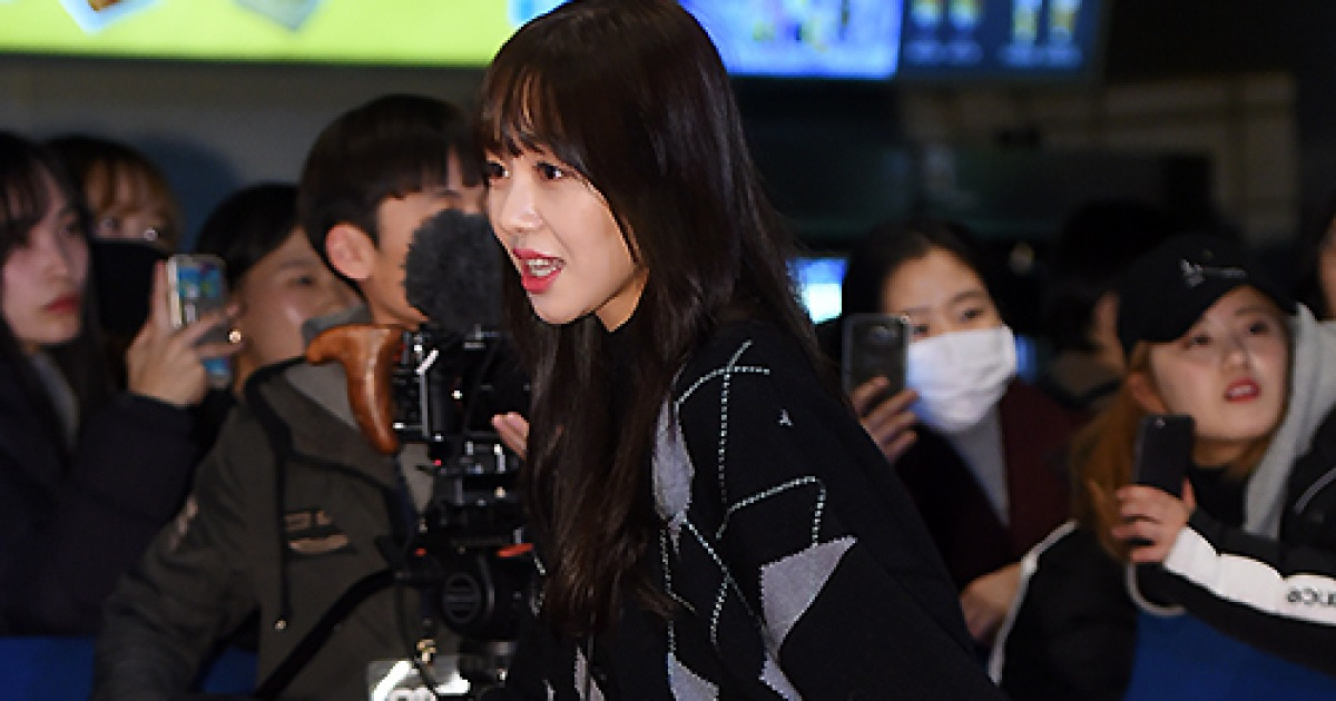 [MD포토] AOA 민아 '초미니에 아찔한 단상 오르기'