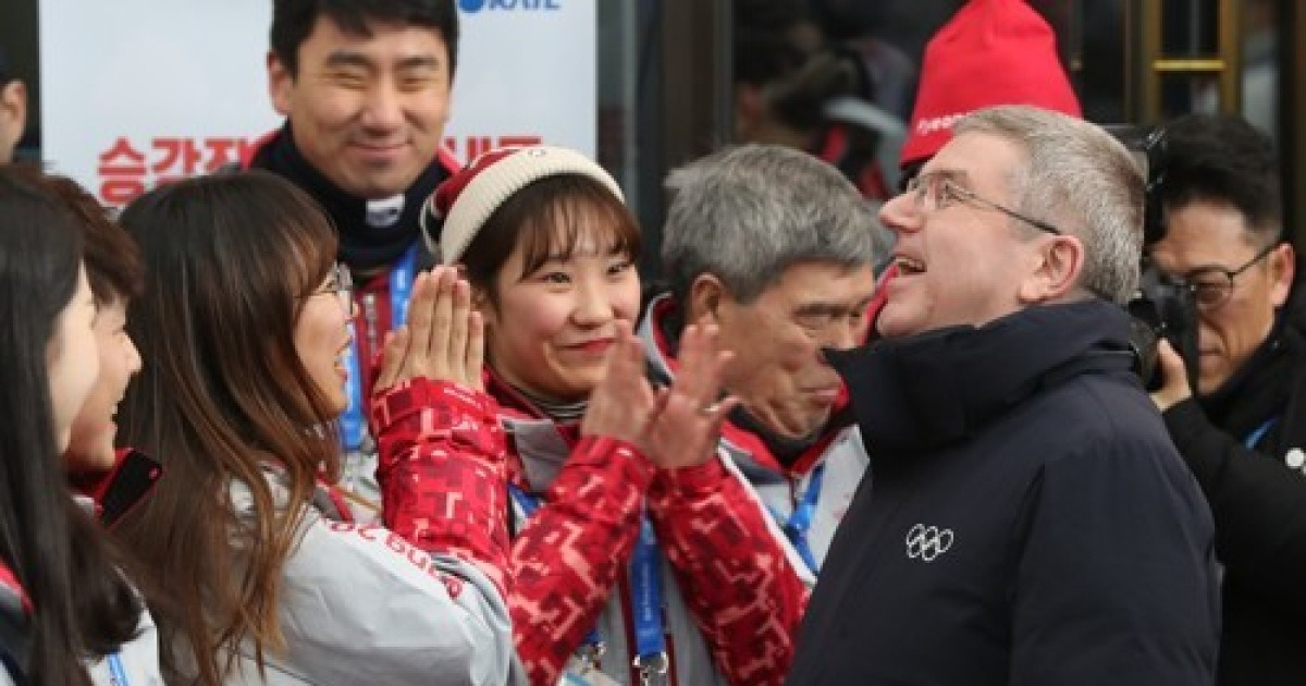 활짝 웃는 바흐 IOC위원장