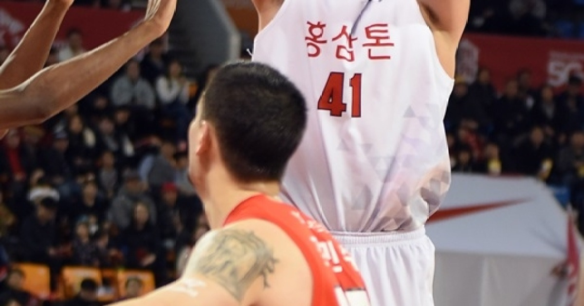 [BK포토]KGC 오세근 "침착하게 정확히"