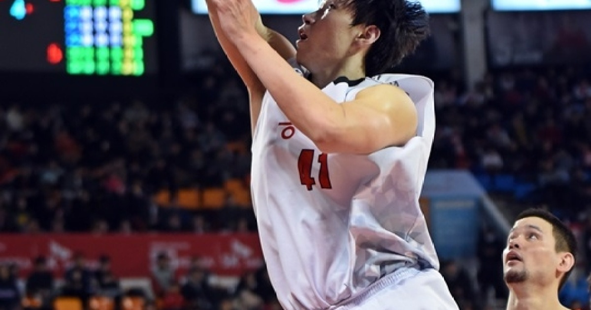 [BK포토]KGC 오세근 "가볍게 올려놓자"