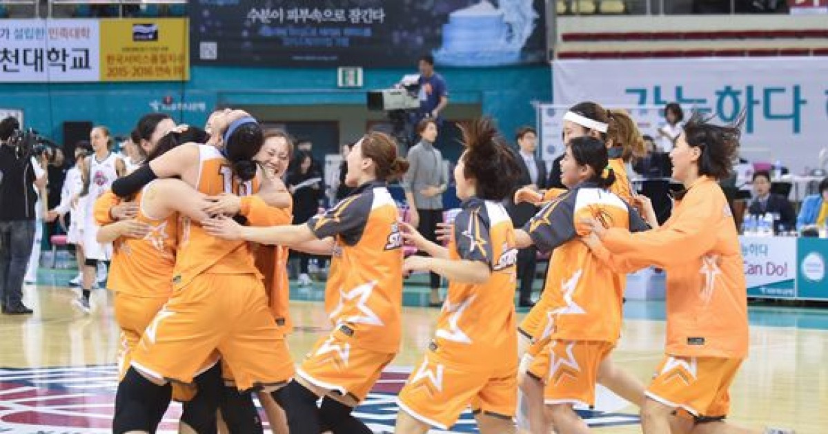 '강아정 위닝샷' KB, KEB하나은행에 극적 역전승