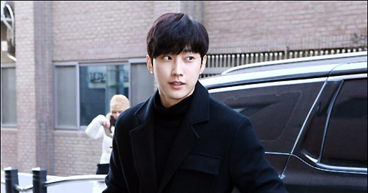 [MD포토] B1A4 진영, '세련미 넘치는 하객패션'