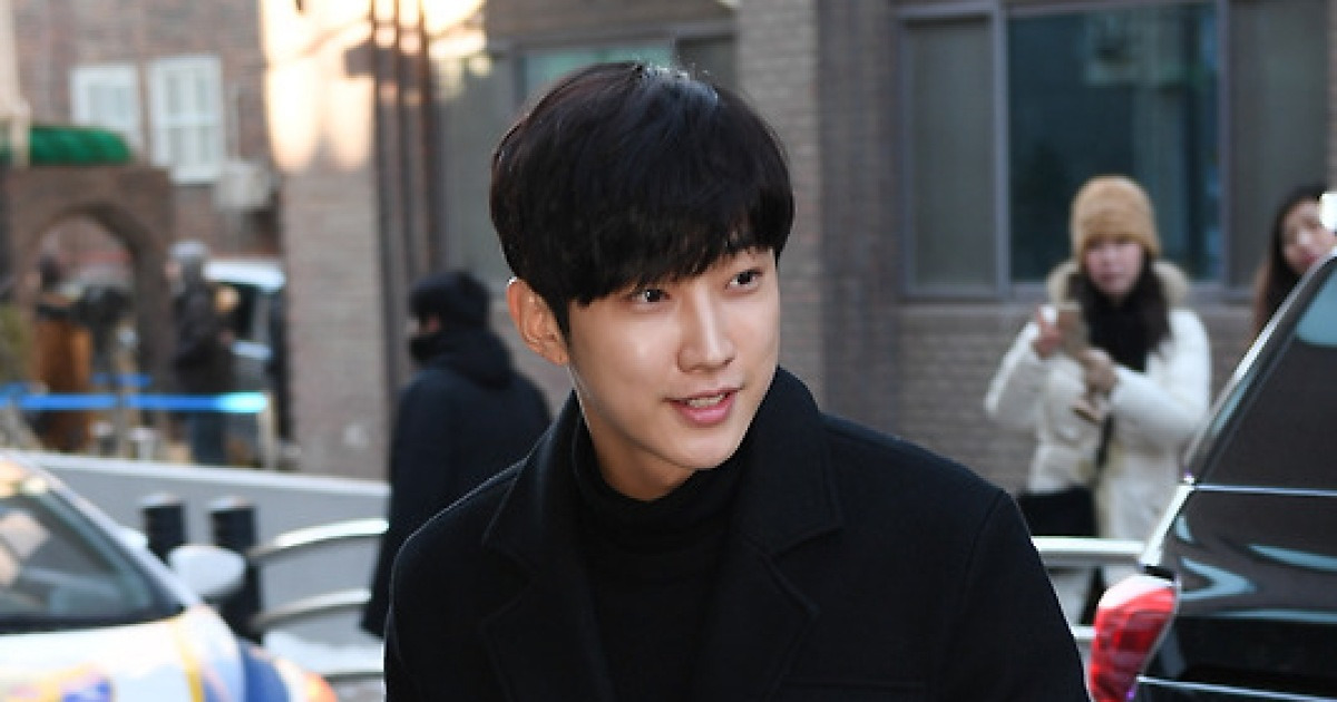 [포토엔HD]B1A4 진영 '태양 민효린 결혼 축하해'