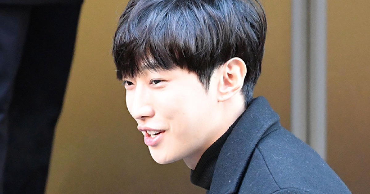 [TD포토] B1A4 진영 '태양♥민효린 결혼 축하해요'