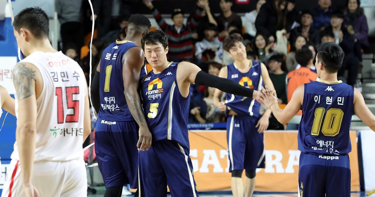 'KCC, SK 꺾고 2위 수성'