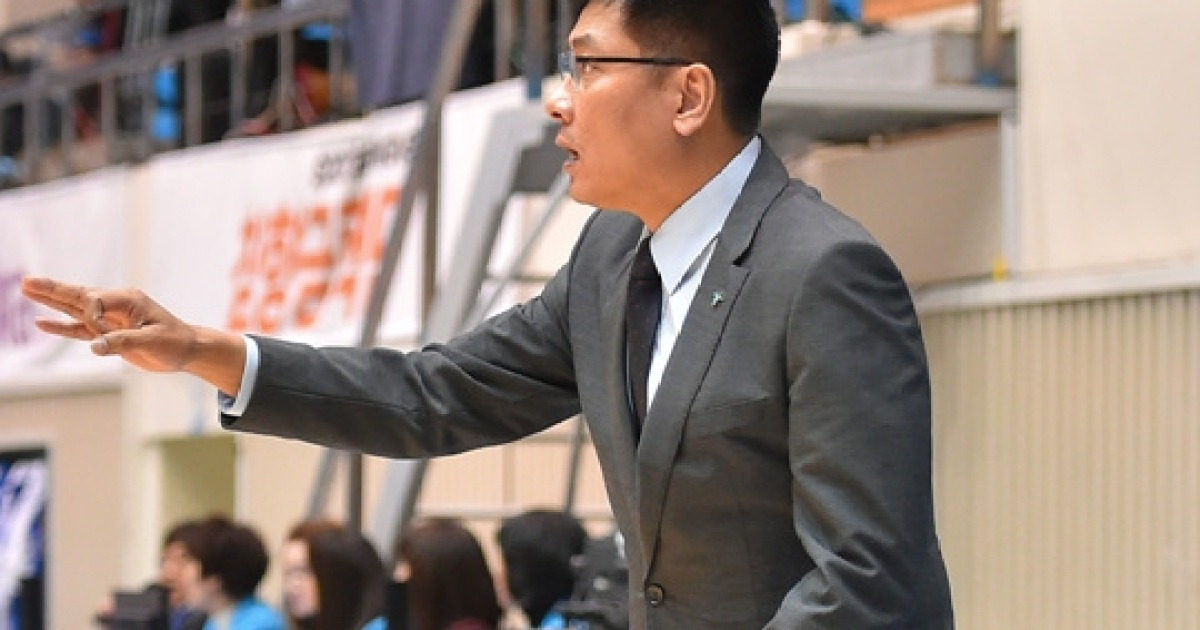 [BK포토]KEB 이환우 감독 ' 잘붙어주란 말이야'