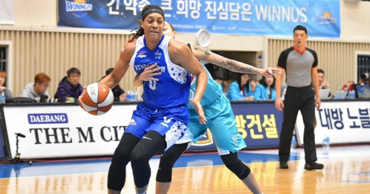 [BK포토]KDB 서덜랜드 ' 왜 때리니