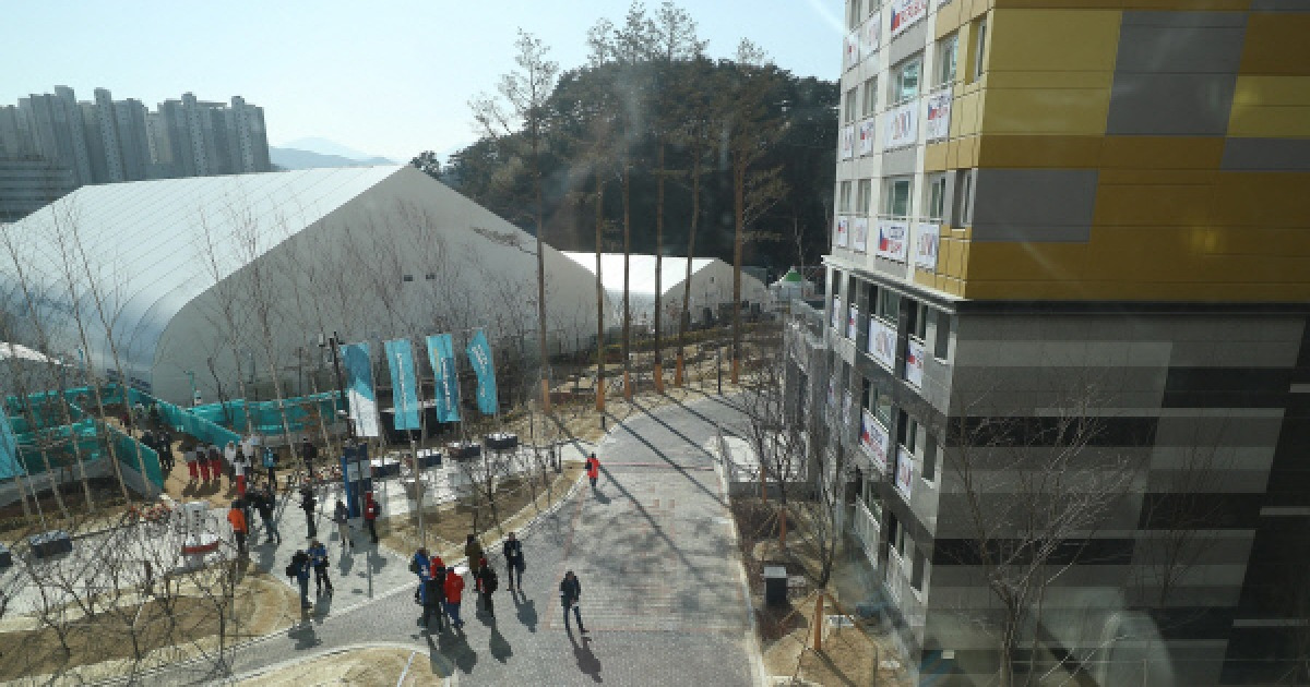 [경향포토] 한국 선수단 숙소에서 바라본 태극기와 선수촌 풍경