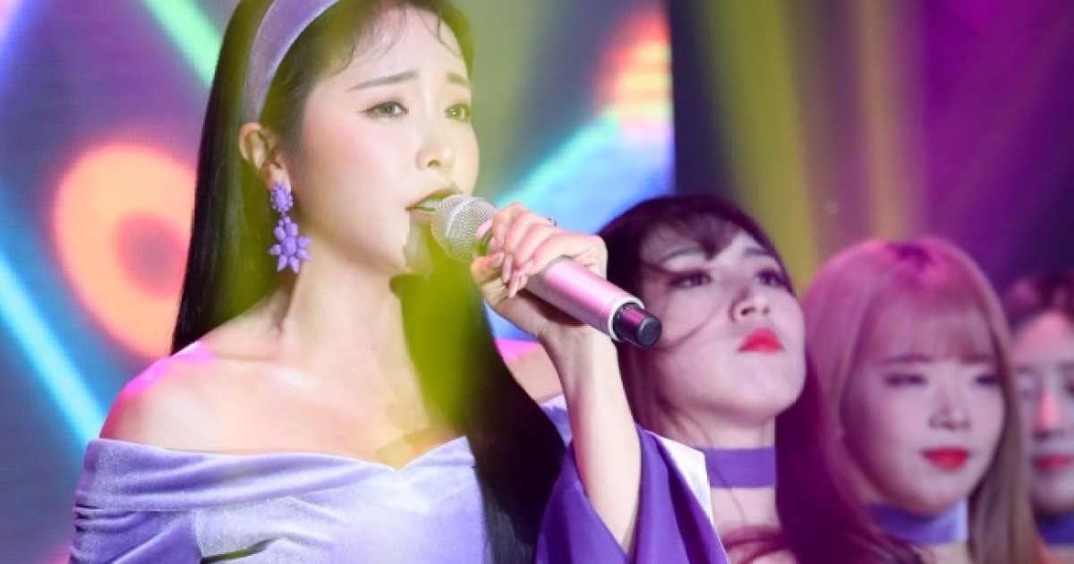 Trot singer Hong Jin-young returns with retro 'Good Bye'