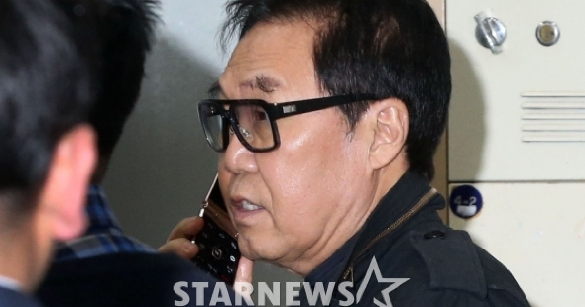 사기혐의 조영남 20분 지각 법정 출두 죄송합니다