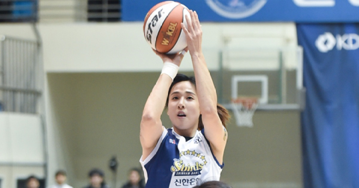 '트리플더블급 활약' 김단비 앞세운 신한은행, KDB생명 꺾고 PO 진출 눈앞에 둬