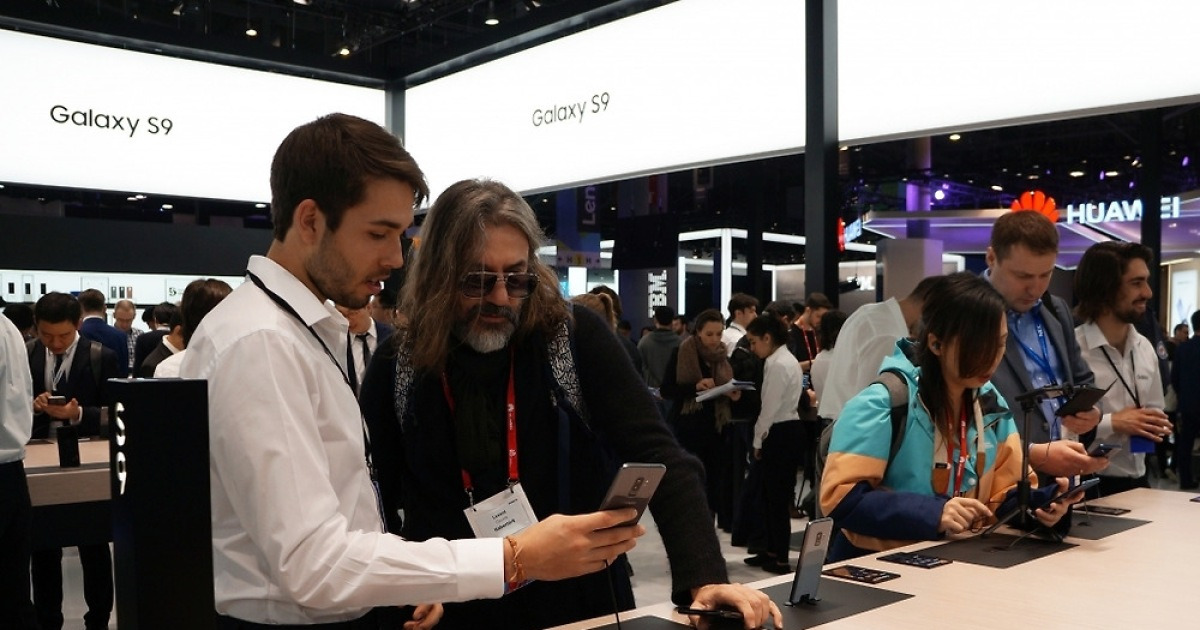 [사진]'갤럭시S9' 써볼까?..줄지은 MWC 방문객
