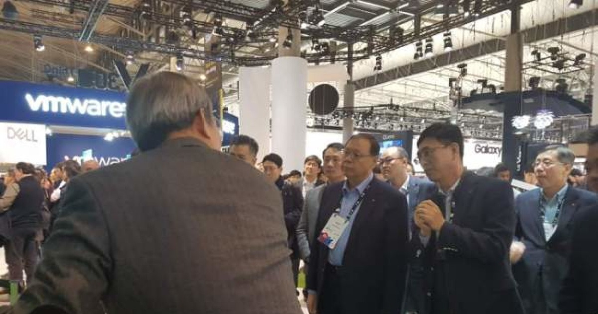 [MWC 2018] LG전자 부스 방문한 조성진 LG전자 부회장