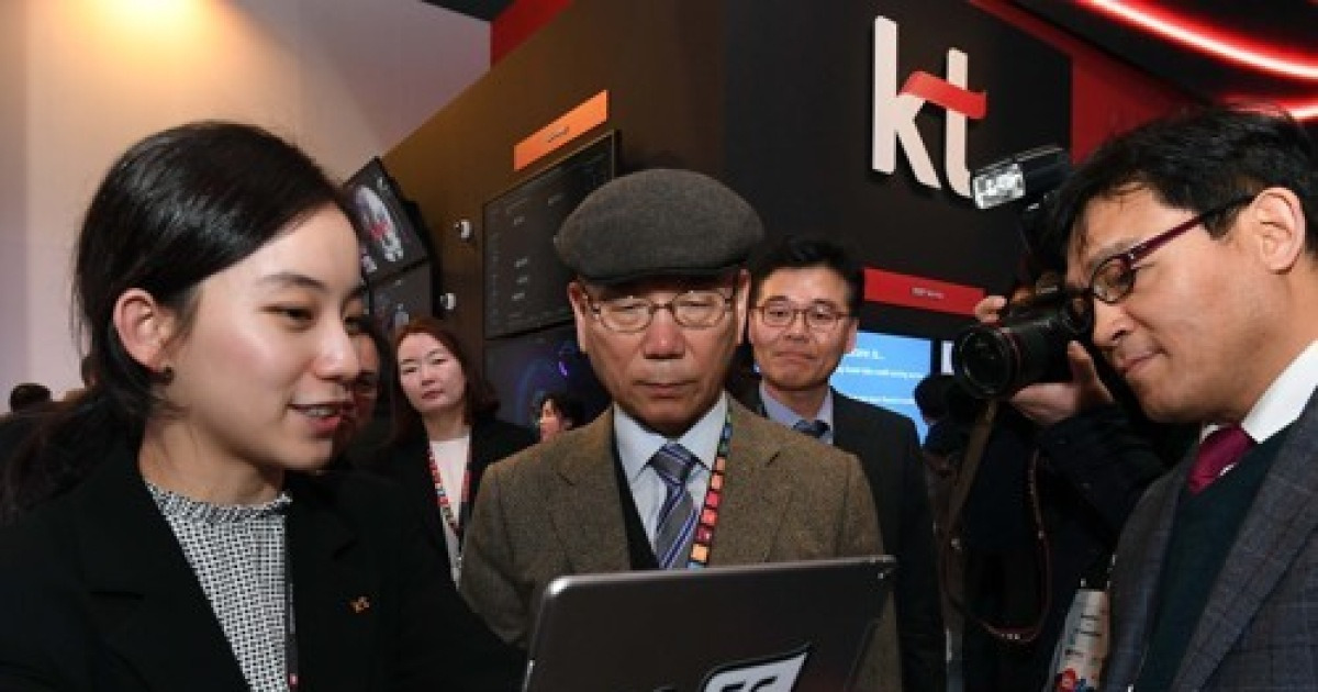MWC2018, KT 부스 찾은 이효성 방통위원장
