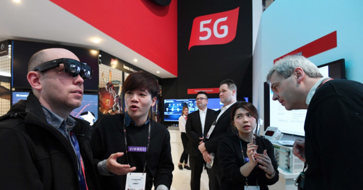 [포토]MWC 2018, 'kt 스마트 글라스 체험하는 관람객들'