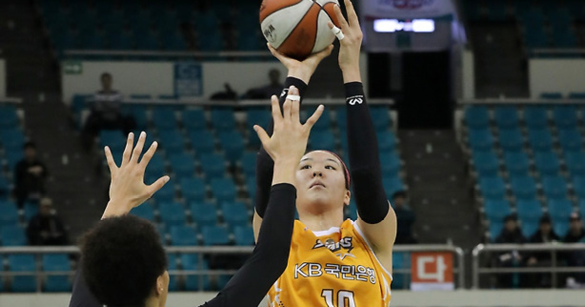 KB 박지수 '가뿐하게'