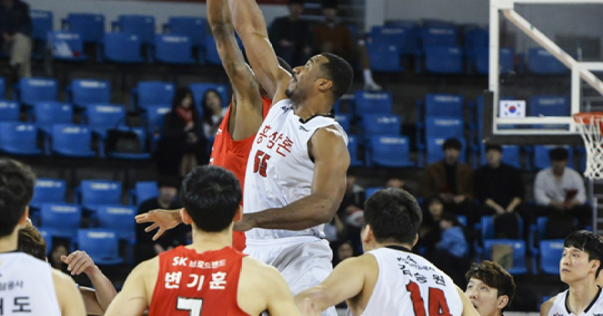 [JB포토] 서울 SK와 안양 KGC의 경기 시작 '점프볼'