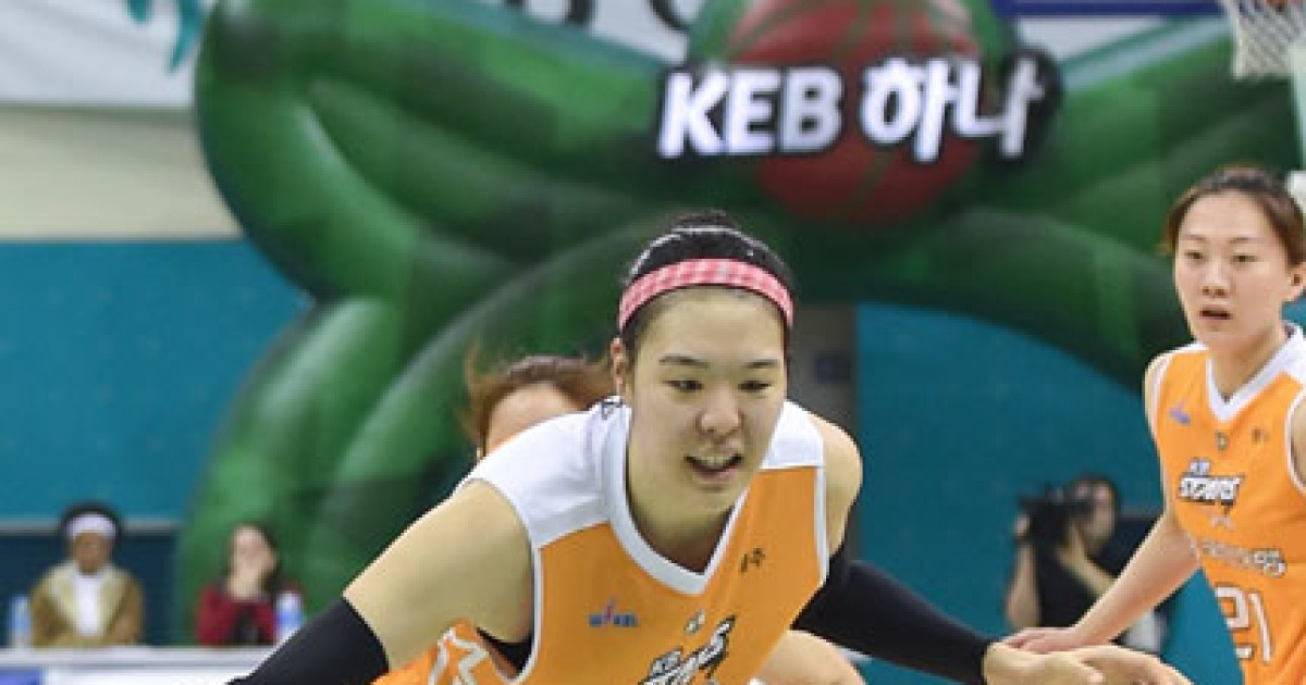 '박지수 19점 16R' KB, KEB하나 꺾고 10연승 질주