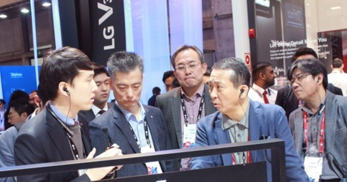 MWC 2018 방문한 권영수 LG유플러스 부회장