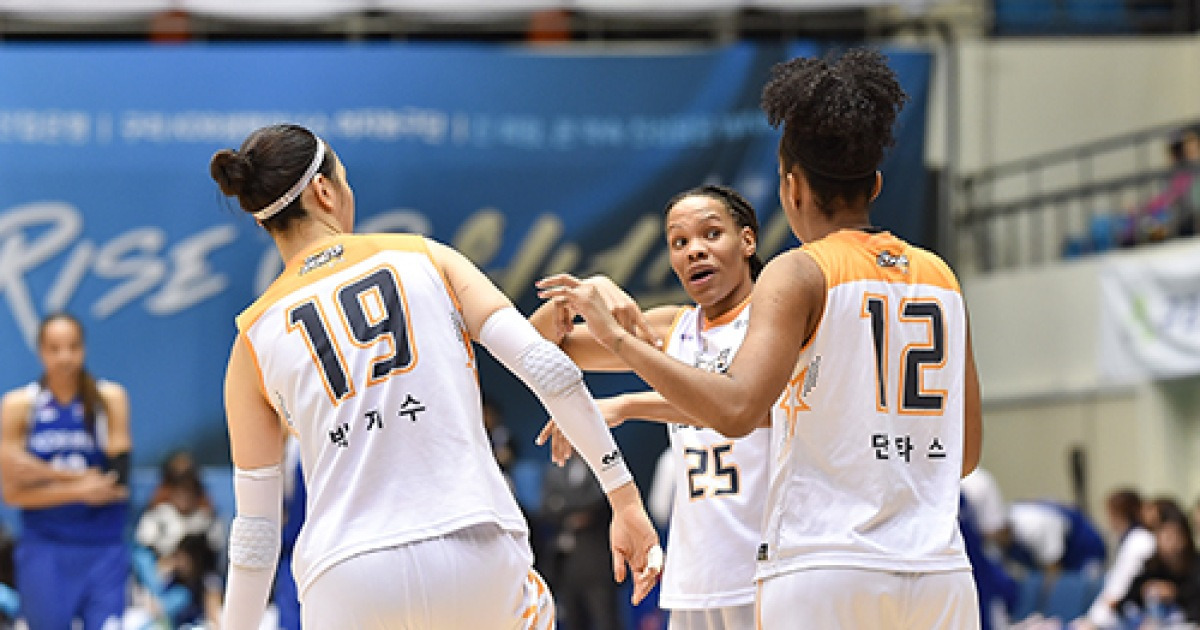 '11연승' KB스타즈, KDB생명에게 역전승.. 우승 경쟁 끝까지간다