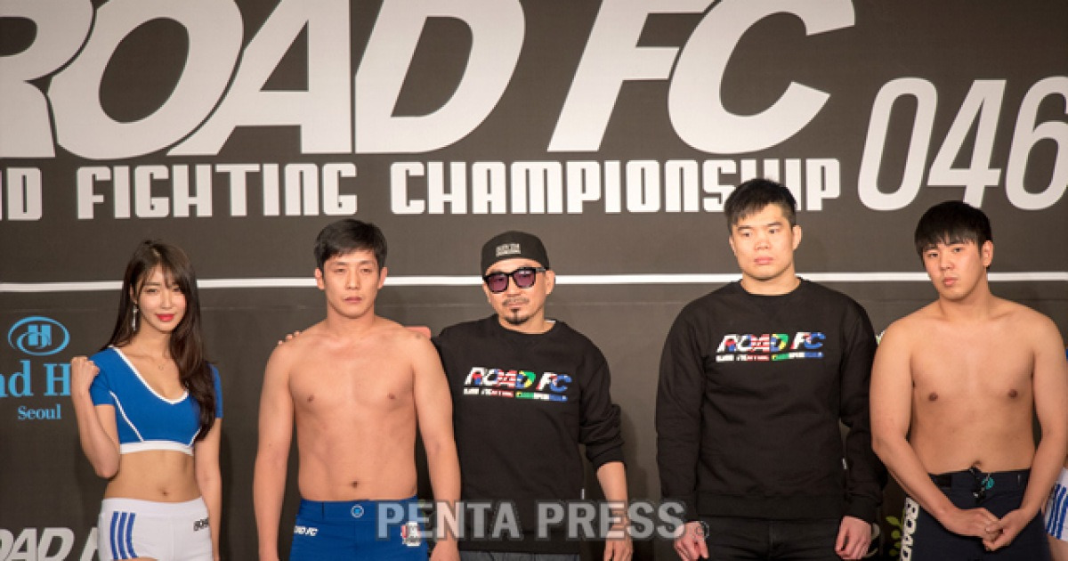 [포토] 홍영기와 엄태웅 - XIAOMI ROAD FC 046 계체 (48)